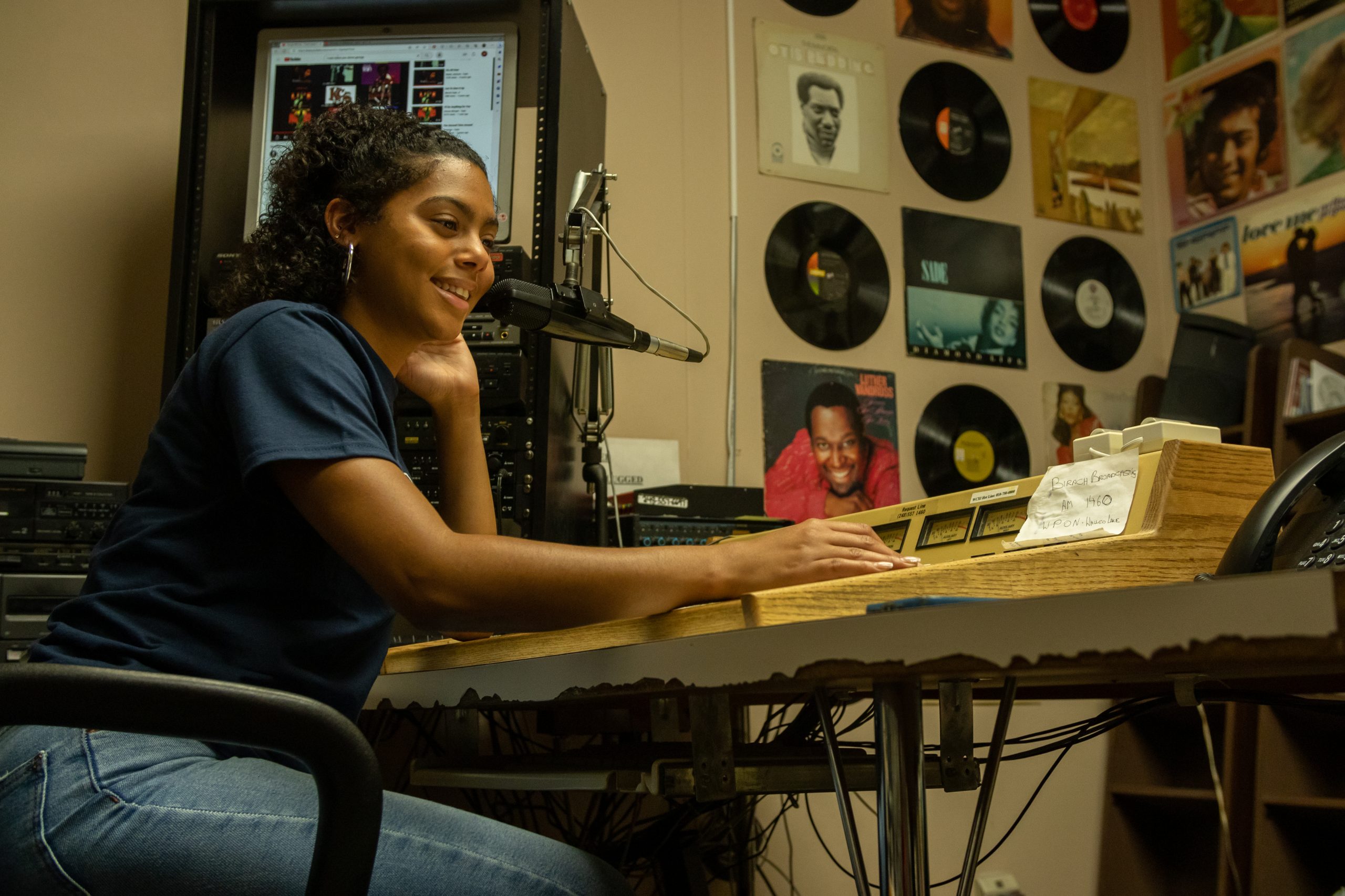 Detroit’s Gen Z radio host puts new spin on the oldies - BridgeDetroit